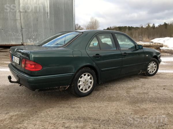 Green Mercedes-Benz e-230 1998 in Tukums, with an engine capacity of 2.30 L and mileage of 345 thousand km for 2300 €, photo 4 on AUTOMOTO.COM.LV