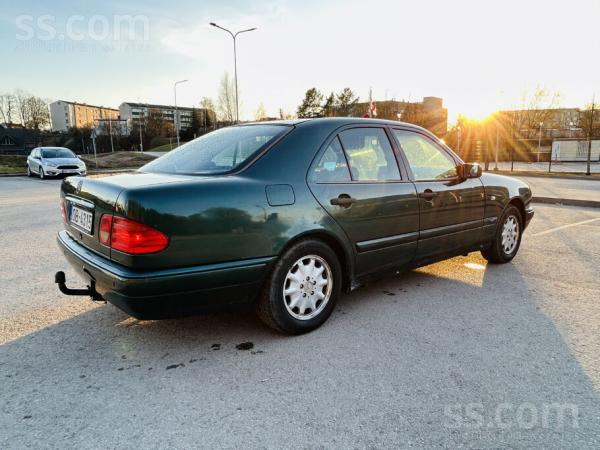 Green Mercedes-Benz e-230 1998 in Tukums, with an engine capacity of 2.30 L and mileage of 345 thousand km for 1300 €, photo 4 on AUTOMOTO.COM.LV
