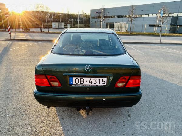Green Mercedes-Benz e-230 1998 in Tukums, with an engine capacity of 2.30 L and mileage of 345 thousand km for 1300 €, photo 5 on AUTOMOTO.COM.LV