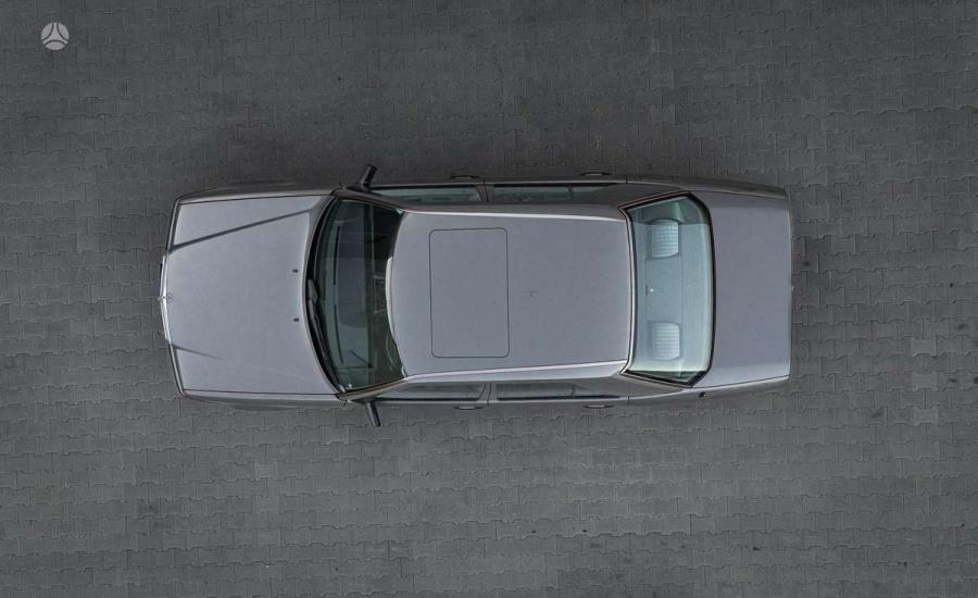 Pelēks Mercedes-Benz e-230 1991 Viļņa, ar dzinēja tilpumu 2.30 L un nobraukumu 168 tūkst. km par 7000 €, foto 1 vietnē AUTOMOTO.COM.LV