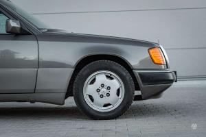 Pelēks Mercedes-Benz e-230 1991 Viļņa, ar dzinēja tilpumu 2.30 L un nobraukumu 168 tūkst. km par 7000 €, foto 3 vietnē AUTOMOTO.COM.LV
