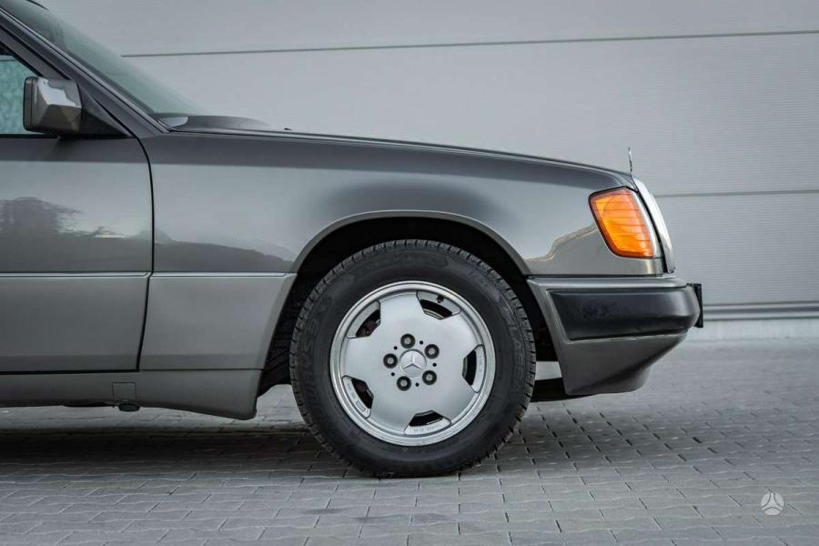 Pelēks Mercedes-Benz e-230 1991 Viļņa, ar dzinēja tilpumu 2.30 L un nobraukumu 168 tūkst. km par 7000 €, foto 3 vietnē AUTOMOTO.COM.LV