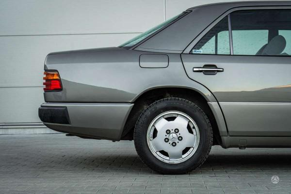 Pelēks Mercedes-Benz e-230 1991 Viļņa, ar dzinēja tilpumu 2.30 L un nobraukumu 168 tūkst. km par 7000 €, foto 3 vietnē AUTOMOTO.COM.LV