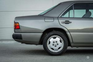 Pelēks Mercedes-Benz e-230 1991 Viļņa, ar dzinēja tilpumu 2.30 L un nobraukumu 168 tūkst. km par 7000 €, foto 4 vietnē AUTOMOTO.COM.LV