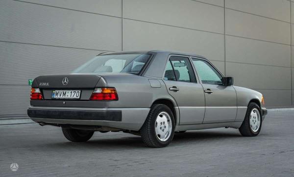 Pelēks Mercedes-Benz e-230 1991 Viļņa, ar dzinēja tilpumu 2.30 L un nobraukumu 168 tūkst. km par 7000 €, foto 5 vietnē AUTOMOTO.COM.LV