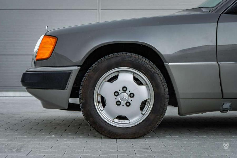 Pelēks Mercedes-Benz e-230 1991 Viļņa, ar dzinēja tilpumu 2.30 L un nobraukumu 168 tūkst. km par 7000 €, foto 7 vietnē AUTOMOTO.COM.LV