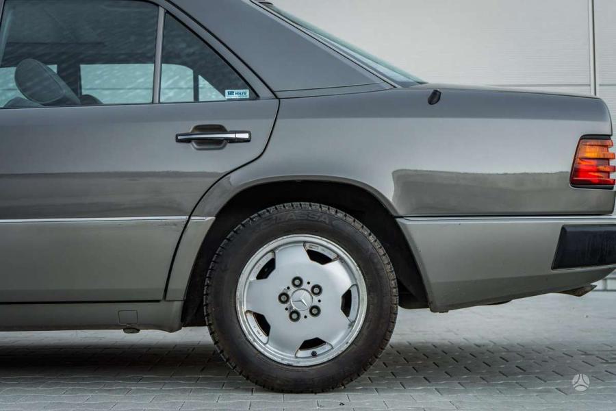 Pelēks Mercedes-Benz e-230 1991 Viļņa, ar dzinēja tilpumu 2.30 L un nobraukumu 168 tūkst. km par 7000 €, foto 8 vietnē AUTOMOTO.COM.LV