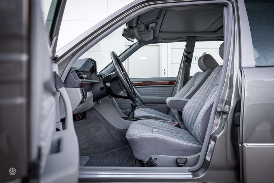 Pelēks Mercedes-Benz e-230 1991 Viļņa, ar dzinēja tilpumu 2.30 L un nobraukumu 168 tūkst. km par 7000 €, foto 13 vietnē AUTOMOTO.COM.LV