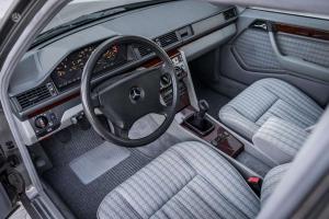 Pelēks Mercedes-Benz e-230 1991 Viļņa, ar dzinēja tilpumu 2.30 L un nobraukumu 168 tūkst. km par 7000 €, foto 14 vietnē AUTOMOTO.COM.LV