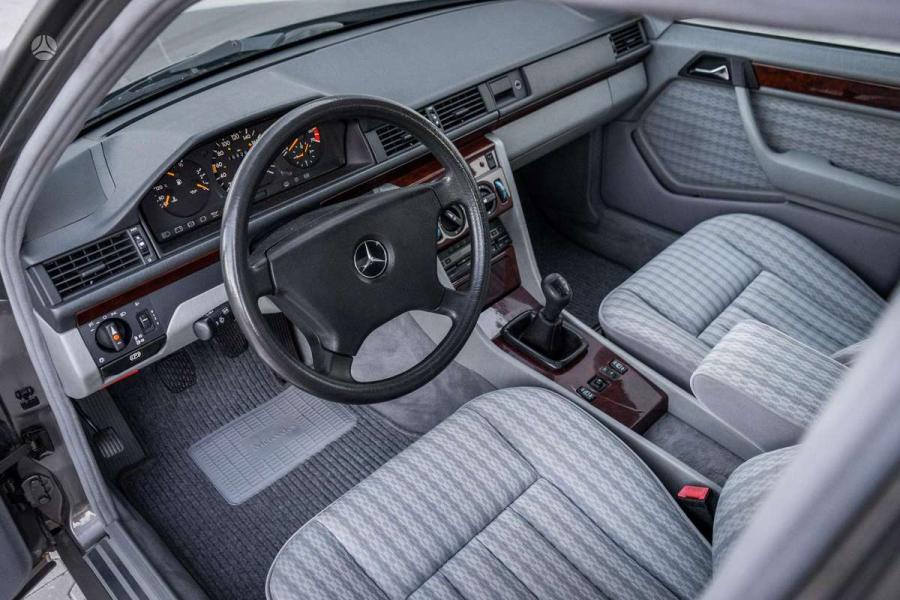 Pelēks Mercedes-Benz e-230 1991 Viļņa, ar dzinēja tilpumu 2.30 L un nobraukumu 168 tūkst. km par 7000 €, foto 14 vietnē AUTOMOTO.COM.LV