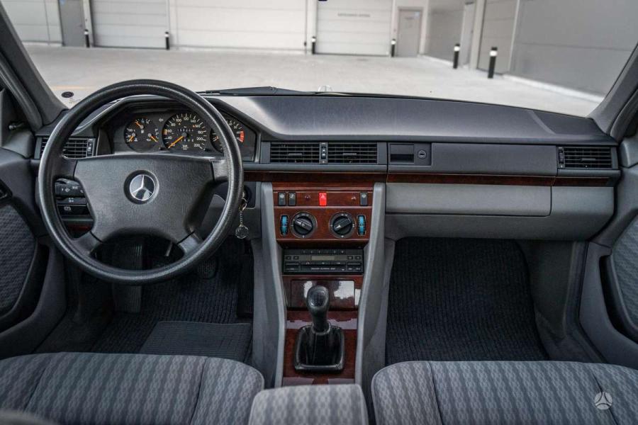 Pelēks Mercedes-Benz e-230 1991 Viļņa, ar dzinēja tilpumu 2.30 L un nobraukumu 168 tūkst. km par 7000 €, foto 15 vietnē AUTOMOTO.COM.LV