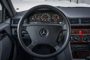 Pelēks Mercedes-Benz e-230 1991 Viļņa, ar dzinēja tilpumu 2.30 L un nobraukumu 168 tūkst. km par 7000 €, foto 16 vietnē AUTOMOTO.COM.LV