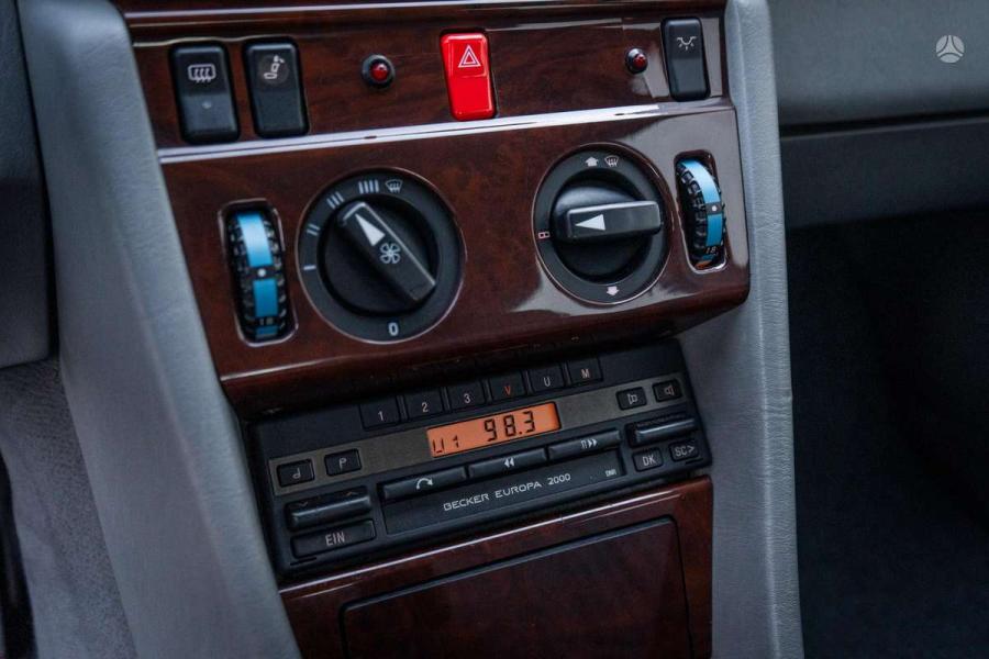 Pelēks Mercedes-Benz e-230 1991 Viļņa, ar dzinēja tilpumu 2.30 L un nobraukumu 168 tūkst. km par 7000 €, foto 17 vietnē AUTOMOTO.COM.LV