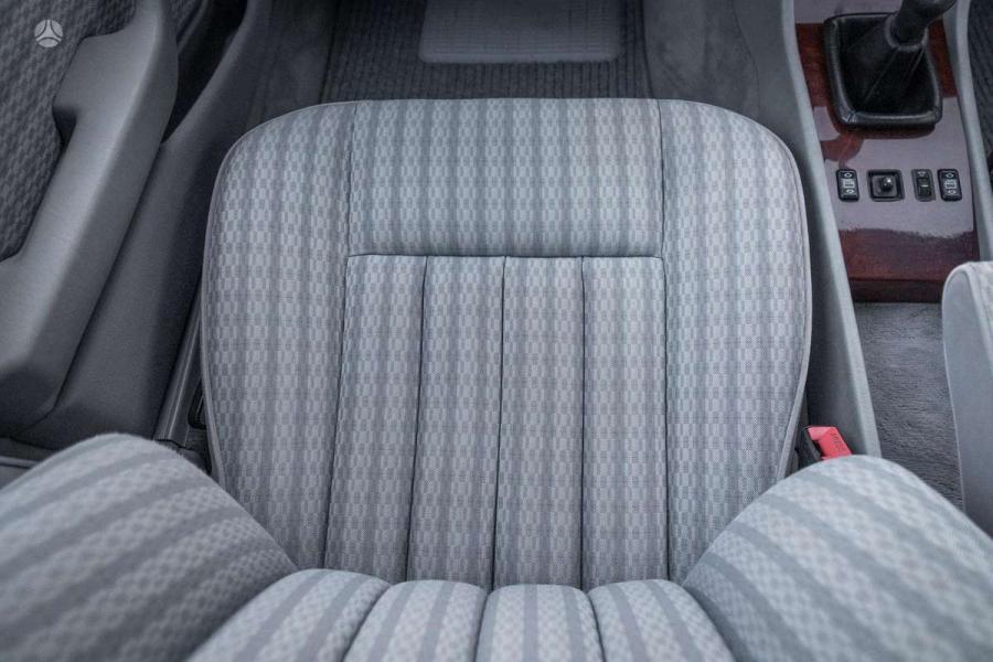 Pelēks Mercedes-Benz e-230 1991 Viļņa, ar dzinēja tilpumu 2.30 L un nobraukumu 168 tūkst. km par 7000 €, foto 18 vietnē AUTOMOTO.COM.LV