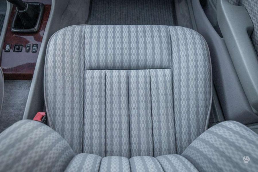 Pelēks Mercedes-Benz e-230 1991 Viļņa, ar dzinēja tilpumu 2.30 L un nobraukumu 168 tūkst. km par 7000 €, foto 19 vietnē AUTOMOTO.COM.LV