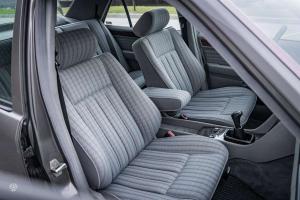 Pelēks Mercedes-Benz e-230 1991 Viļņa, ar dzinēja tilpumu 2.30 L un nobraukumu 168 tūkst. km par 7000 €, foto 20 vietnē AUTOMOTO.COM.LV