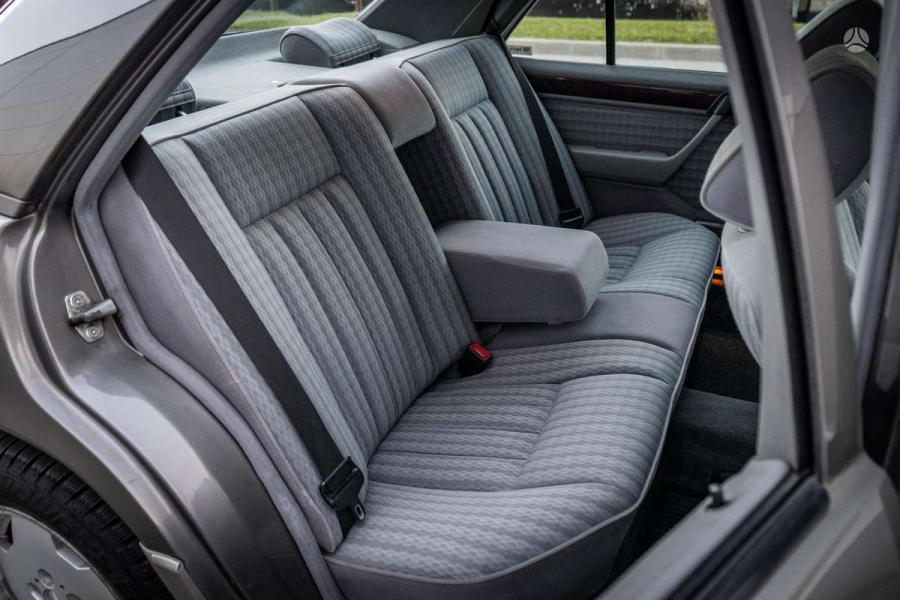 Pelēks Mercedes-Benz e-230 1991 Viļņa, ar dzinēja tilpumu 2.30 L un nobraukumu 168 tūkst. km par 7000 €, foto 21 vietnē AUTOMOTO.COM.LV