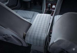 Pelēks Mercedes-Benz e-230 1991 Viļņa, ar dzinēja tilpumu 2.30 L un nobraukumu 168 tūkst. km par 7000 €, foto 22 vietnē AUTOMOTO.COM.LV