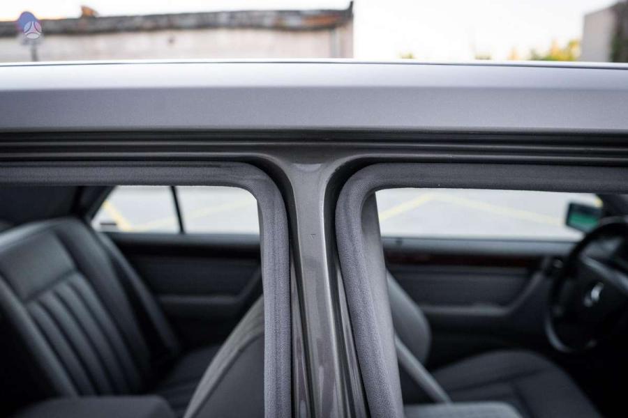 Pelēks Mercedes-Benz e-230 1991 Viļņa, ar dzinēja tilpumu 2.30 L un nobraukumu 168 tūkst. km par 7000 €, foto 23 vietnē AUTOMOTO.COM.LV
