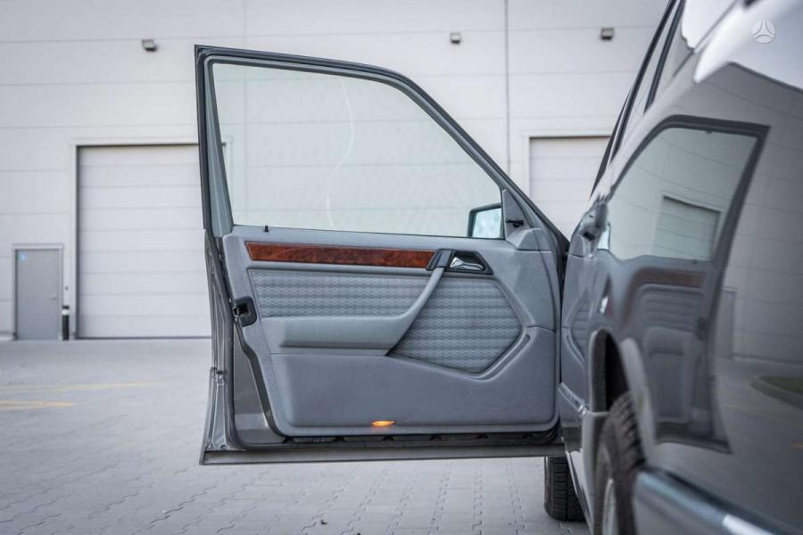 Pelēks Mercedes-Benz e-230 1991 Viļņa, ar dzinēja tilpumu 2.30 L un nobraukumu 168 tūkst. km par 7000 €, foto 24 vietnē AUTOMOTO.COM.LV
