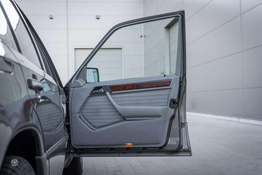 Pelēks Mercedes-Benz e-230 1991 Viļņa, ar dzinēja tilpumu 2.30 L un nobraukumu 168 tūkst. km par 7000 €, foto 25 vietnē AUTOMOTO.COM.LV