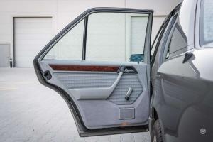 Pelēks Mercedes-Benz e-230 1991 Viļņa, ar dzinēja tilpumu 2.30 L un nobraukumu 168 tūkst. km par 7000 €, foto 26 vietnē AUTOMOTO.COM.LV