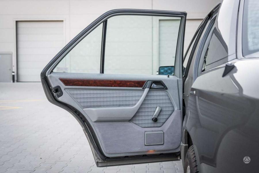 Pelēks Mercedes-Benz e-230 1991 Viļņa, ar dzinēja tilpumu 2.30 L un nobraukumu 168 tūkst. km par 7000 €, foto 26 vietnē AUTOMOTO.COM.LV