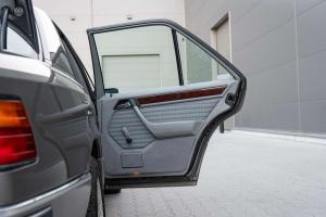 Pelēks Mercedes-Benz e-230 1991 Viļņa, ar dzinēja tilpumu 2.30 L un nobraukumu 168 tūkst. km par 7000 €, foto 27 vietnē AUTOMOTO.COM.LV