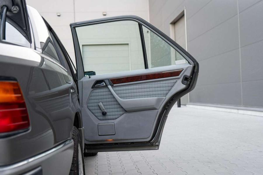 Pelēks Mercedes-Benz e-230 1991 Viļņa, ar dzinēja tilpumu 2.30 L un nobraukumu 168 tūkst. km par 7000 €, foto 27 vietnē AUTOMOTO.COM.LV