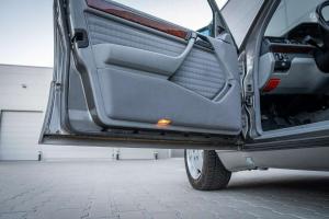 Pelēks Mercedes-Benz e-230 1991 Viļņa, ar dzinēja tilpumu 2.30 L un nobraukumu 168 tūkst. km par 7000 €, foto 28 vietnē AUTOMOTO.COM.LV