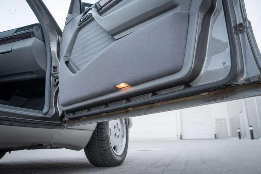 Pelēks Mercedes-Benz e-230 1991 Viļņa, ar dzinēja tilpumu 2.30 L un nobraukumu 168 tūkst. km par 7000 €, foto 29 vietnē AUTOMOTO.COM.LV