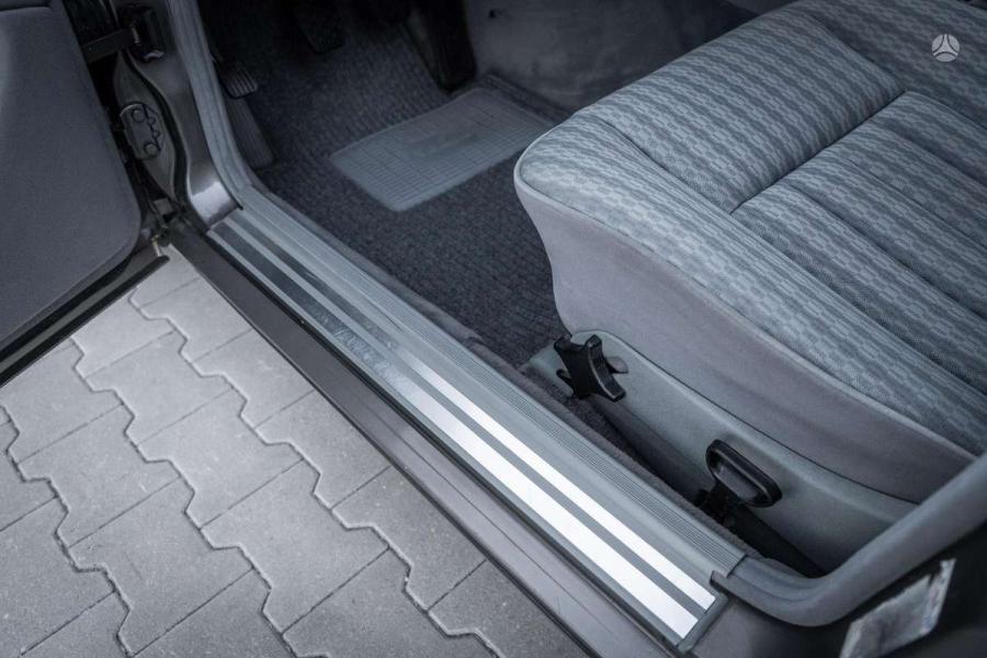 Pelēks Mercedes-Benz e-230 1991 Viļņa, ar dzinēja tilpumu 2.30 L un nobraukumu 168 tūkst. km par 7000 €, foto 31 vietnē AUTOMOTO.COM.LV
