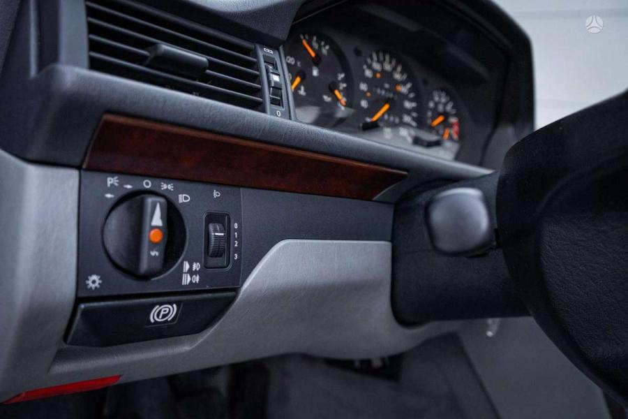 Pelēks Mercedes-Benz e-230 1991 Viļņa, ar dzinēja tilpumu 2.30 L un nobraukumu 168 tūkst. km par 7000 €, foto 33 vietnē AUTOMOTO.COM.LV