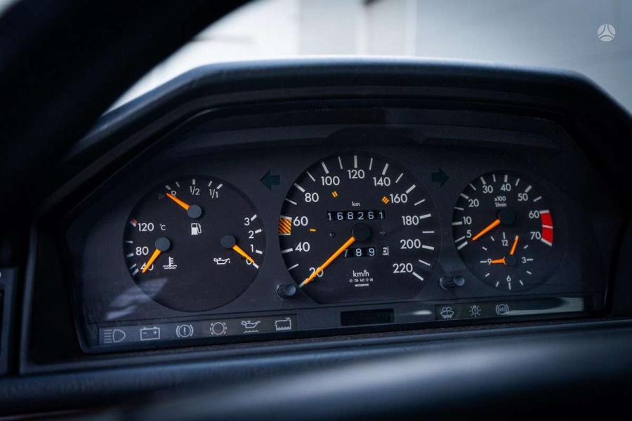 Pelēks Mercedes-Benz e-230 1991 Viļņa, ar dzinēja tilpumu 2.30 L un nobraukumu 168 tūkst. km par 7000 €, foto 34 vietnē AUTOMOTO.COM.LV