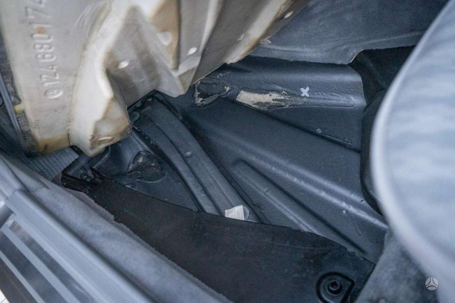 Pelēks Mercedes-Benz e-230 1991 Viļņa, ar dzinēja tilpumu 2.30 L un nobraukumu 168 tūkst. km par 7000 €, foto 51 vietnē AUTOMOTO.COM.LV