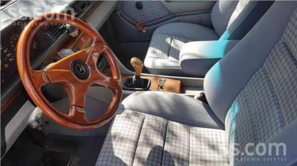 Мерседес Е 230 1993 в Рига на AUTOMOTO.COM.LV Серый Мерседес Е 230 1993 в Рига, объемом двигателя 2.00 л и пробегом 199 тыс. км за 3300 €, фото 7 на AUTOMOTO.COM.LV