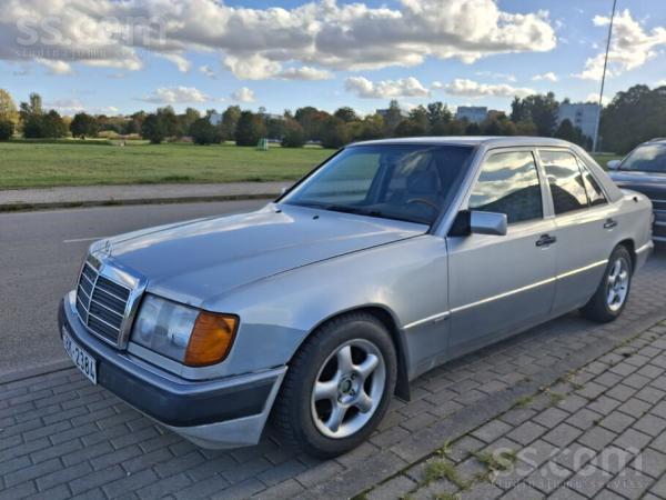 Mercedes-Benz e-230 1993 in Riga on AUTOMOTO.COM.LV Grey Mercedes-Benz e-230 1993 in Riga, with an engine capacity of 2.00 L and mileage of 199 thousand km for 2999 €, photo 3 on AUTOMOTO.COM.LV