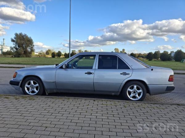 Mercedes-Benz e-230 1993 in Riga on AUTOMOTO.COM.LV Grey Mercedes-Benz e-230 1993 in Riga, with an engine capacity of 2.00 L and mileage of 199 thousand km for 2999 €, photo 4 on AUTOMOTO.COM.LV