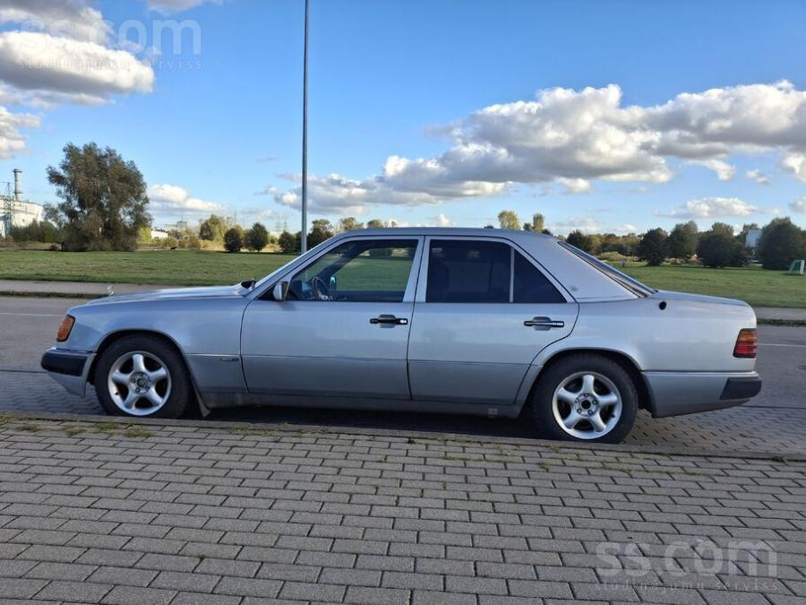 Pelēks Mercedes-Benz e-230 1993 Rīga, ar dzinēja tilpumu 2.00 L un nobraukumu 199 tūkst. km par 2999 €, foto 4 vietnē AUTOMOTO.COM.LV