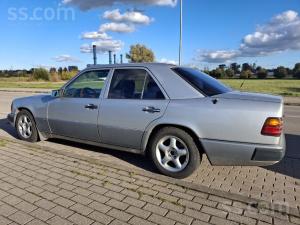 Pelēks Mercedes-Benz e-230 1993 Rīga, ar dzinēja tilpumu 2.00 L un nobraukumu 199 tūkst. km par 2999 €, foto 6 vietnē AUTOMOTO.COM.LV
