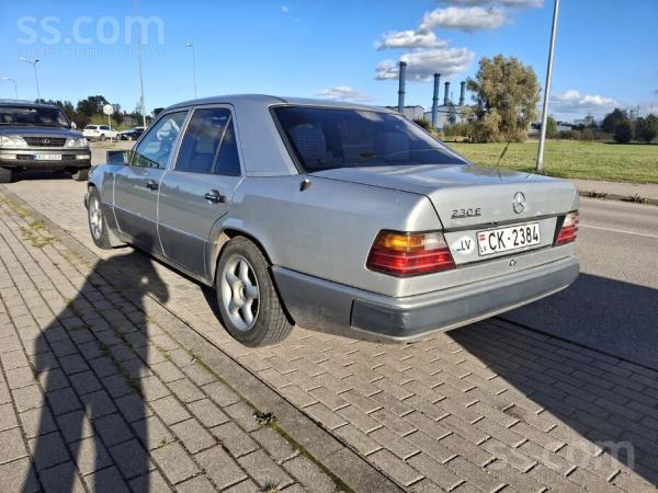 Mercedes-Benz e-230 1993 in Riga on AUTOMOTO.COM.LV Grey Mercedes-Benz e-230 1993 in Riga, with an engine capacity of 2.00 L and mileage of 199 thousand km for 2999 €, photo 7 on AUTOMOTO.COM.LV