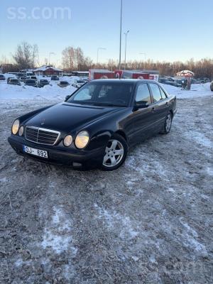 Melns Mercedes-Benz E 240 2000 Rīga, ar dzinēja tilpumu 2.40 L un nobraukumu 294 tūkst. km par 1750 €, foto  vietnē AUTOMOTO.COM.LV