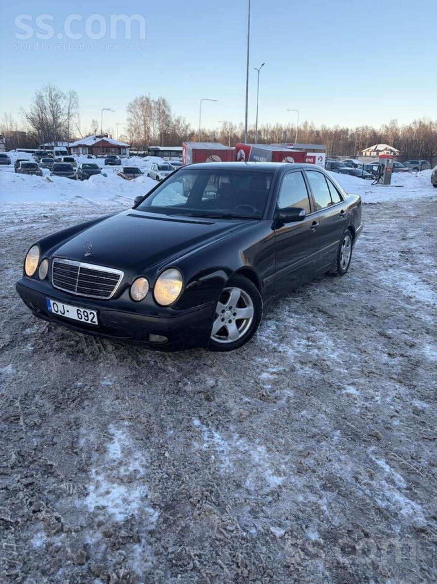 Черный Мерседес E 240 2000 в Рига, объемом двигателя 2.40 л и пробегом 294 тыс. км за 1750 €, фото 1 на AUTOMOTO.COM.LV