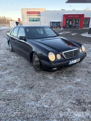Черный Мерседес E 240 2000 в Рига, объемом двигателя 2.40 л и пробегом 294 тыс. км за 1750 €, фото 3 на AUTOMOTO.COM.LV