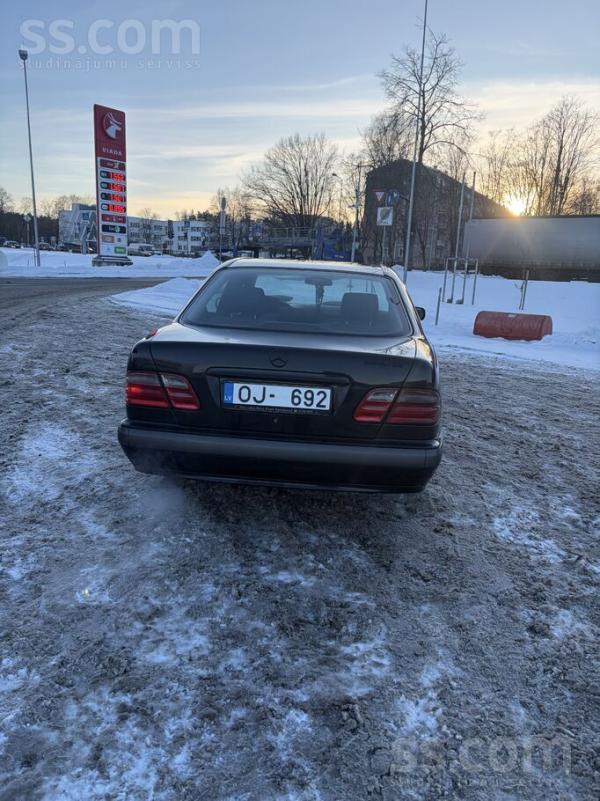Melns Mercedes-Benz E 240 2000 Rīga, ar dzinēja tilpumu 2.40 L un nobraukumu 294 tūkst. km par 1750 €, foto 4 vietnē AUTOMOTO.COM.LV