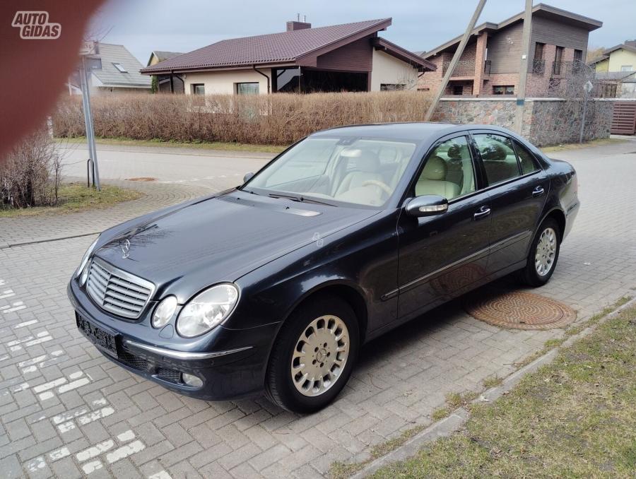 Черный Мерседес E 240 2002 в Клайпеда, объемом двигателя 2.40 л и пробегом 314 тыс. км за 2990 €, фото 1 на AUTOMOTO.COM.LV