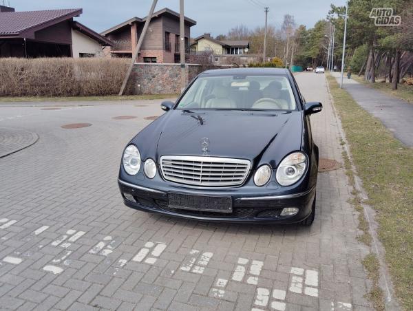 Черный Мерседес E 240 2002 в Клайпеда, объемом двигателя 2.40 л и пробегом 314 тыс. км за 2990 €, фото 2 на AUTOMOTO.COM.LV