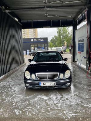 Melns Mercedes-Benz E 240 2002 Kauņa, ar dzinēja tilpumu 2.60 L un nobraukumu 227 tūkst. km par 4200 €, foto  vietnē AUTOMOTO.COM.LV