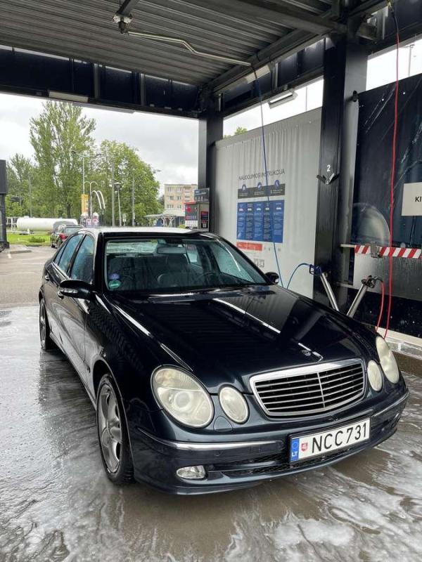 Black Mercedes-Benz E 240 2002 in Kaunas, with an engine capacity of 2.60 L and mileage of 227 thousand km for 4200 €, photo 3 on AUTOMOTO.COM.LV