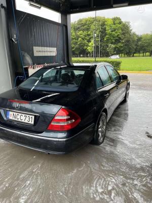 Black Mercedes-Benz E 240 2002 in Kaunas, with an engine capacity of 2.60 L and mileage of 227 thousand km for 4200 €, photo 6 on AUTOMOTO.COM.LV